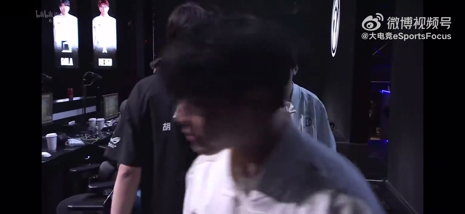 哥三都尽力了！赛后Jiejie和Meiko拍拍老队友Ale-直播吧